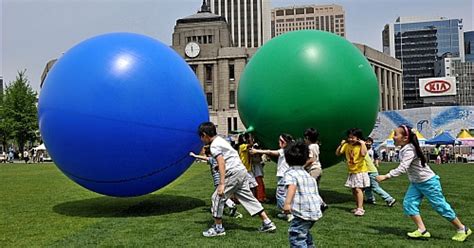 지구의 날 행사에서 지구본 굴리는 어린이들