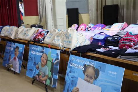 Үерт өртсөн сургуулийн хүүхдүүдэд хичээлийн цүнх хэрэгсэл бэлэглэв