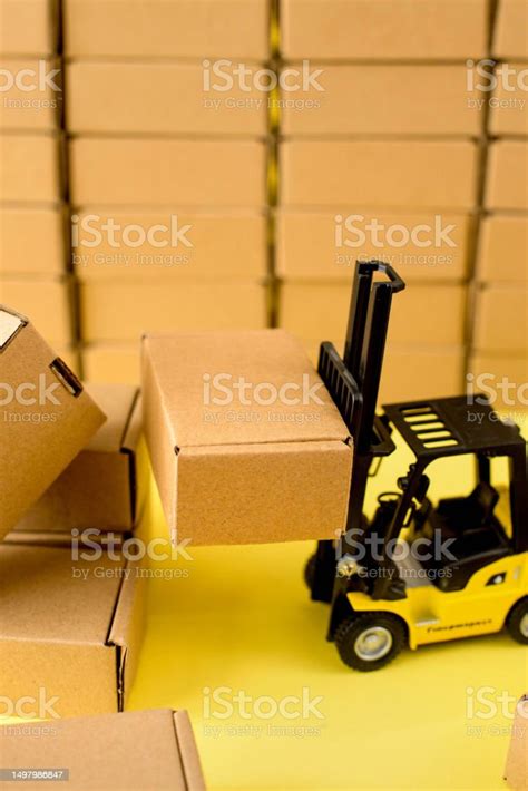 골판지 크래프트 상자와 지게차가 있는 창고 화물 분류 개념 0명에 대한 스톡 사진 및 기타 이미지 0명 교통수단 구매 Istock