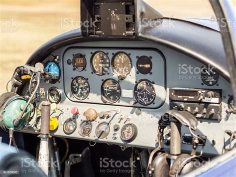 작은 비행기의 조종석 내부 보기 고풍스런에 대한 스톡 사진 및 기타 이미지 고풍스런 규모 긁힌 Istock