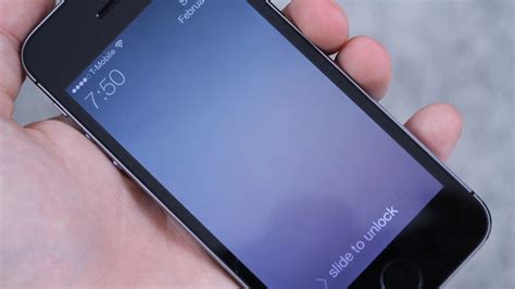 How To Give The Lock Screen A More Minimalistic Look In IOS Video