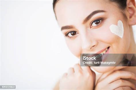 스킨케어입니다 눈 밑 화장 용 크림을 적용 하는 건강 한 얼굴을 가진 여자 가꿔주기에 대한 스톡 사진 및 기타 이미지 가꿔주기 눈 신체 부분 백인종 Istock