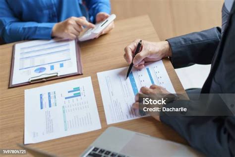 비즈니스 사람들 회의 디자인 아이디어 전문 투자자는 새로운 시작 프로젝트를 수행합니다 사업가와 사업가가 함께 일하는 개념 2명에 대한 스톡 사진 및 기타 이미지 Istock