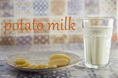 유당 무료 환경 친화적 인 감자 우유와 테이블에 접시에 감자 대체 비 유제품 우유 타일 클래식 배경 복사 공간 비거니즘에 대한 스톡 사진 및 기타 이미지 Istock