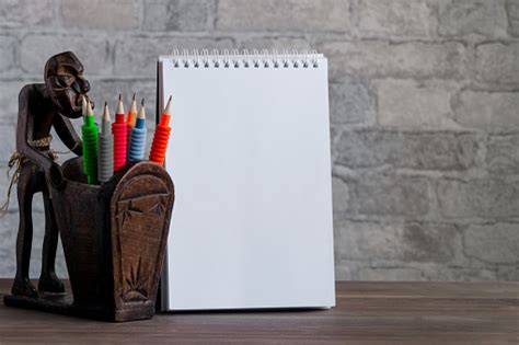 빈 나선형 노트북과 옆에 색연필이 달린 나무 스탠드 클로즈업 배경에 벽돌 벽 광고 광고를 위한 기성제작 레이아웃 0명에 대한 스톡 사진 및 기타 이미지 Istock