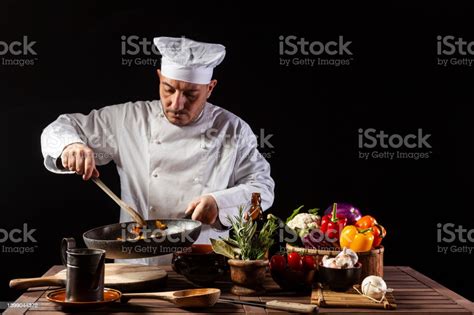 흰색 유니폼과 모자를 쓴 남성 요리와 국자 요리 팬에 재료를 섞어 45 49세에 대한 스톡 사진 및 기타 이미지 45 49세 가지 채소 건강한 생활방식 Istock