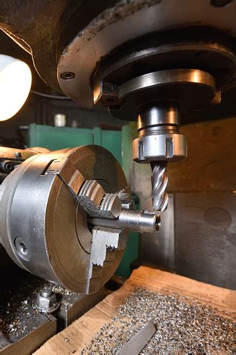 스핀 들 척 및 설치 금속 부품에 포켓 고정밀 Cnc 산업 선반 선반 기계 Cnc 기계는 금속 부분에 여분의 가장자리를 잘라 강철에 대한 스톡 사진 및 기타 이미지 Istock