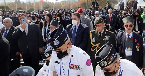 묵념하는 한국전쟁 참전용사들과 유족들
