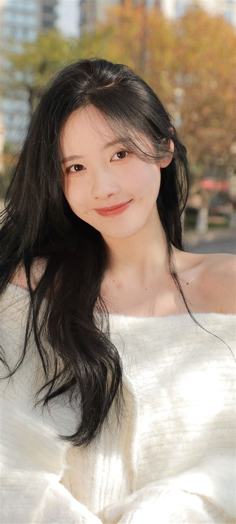 笑容满面的白色毛衣美女 青春阳光手机壁纸 美图