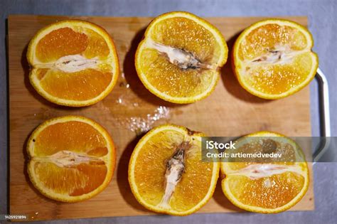 오렌지색 안에 썩은 것 과일 펄프에 곰팡이 도마판에 버릇없는 오렌지 썩어가는 과일 구배 곰팡이가있는 오렌지 과일을 썩은 반으로 자릅니다 건강에 위험한 유독 한 과일 매크로를