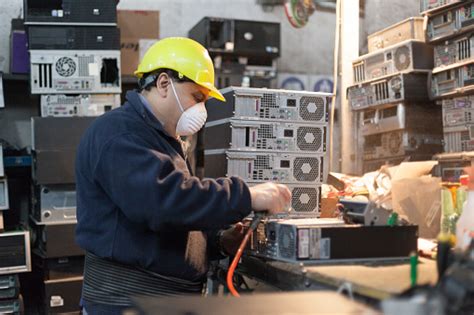 보호 마스크로 착용하는 목적으로 기부하기위한 컴퓨터에 중년 기술자 Cpu Cpu에 대한 스톡 사진 및 기타 이미지 Cpu