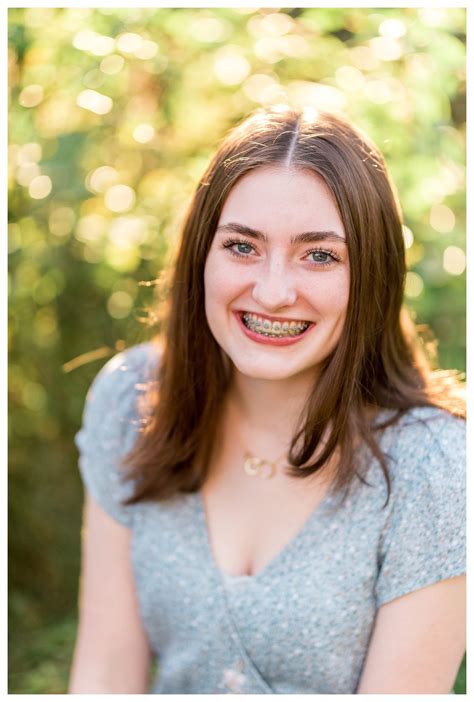 Cute Senior Photos Lily Class Of 2022 By Sarah Surette Photography