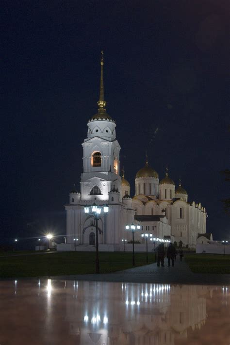 Успенский кафедральный собор (XII в.) и колокольня (н. XIX в.) ночью ...