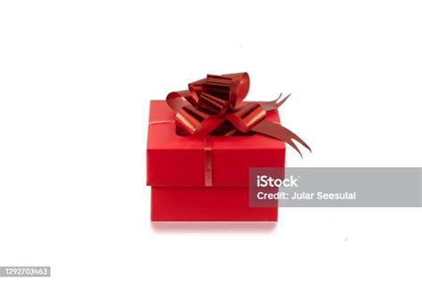 고립 된 흰색 배경에 흰색 파란색 및 분홍색으로 격리 된 선물 상자를 엽니 다 복사 공간을 가지고 있습니다 0명에 대한 스톡