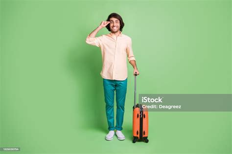 전체 길이의 몸 크기 보기 매력적인 재미 쾌활한 남자 데 재미 출발 여행 감동 사양 에 고립 된 밝은 녹색 색상 배경 여행 가방에 대한 스톡 사진 및 기타 이미지 Istock