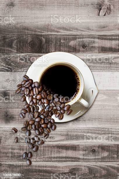 접시와 함께 흰색 컵에 거품과 블랙 커피의 커피 컵에 커피 콩 복사 공간 보기 가루로 빻은에 대한 스톡 사진 및 기타 이미지 가루로 빻은 갈색 개체 그룹 Istock