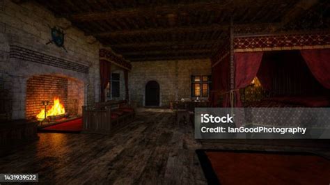네 개의 포스터 침대와 열린 벽난로와 불타는 불이있는 중세 성 침실 3d 렌더링 성 건축물에 대한 스톡 사진 및 기타 이미지 성 건축물 벽난로 중세 Istock