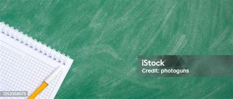 녹색 칠판에 플랫 누워 빈 사각형 노트북과 노란색 펜 복사 공간이 있는 상단 뷰입니다 학교 배너 템플릿 교육 개념으로 돌아갑니다 0명에 대한 스톡 사진 및 기타 이미지