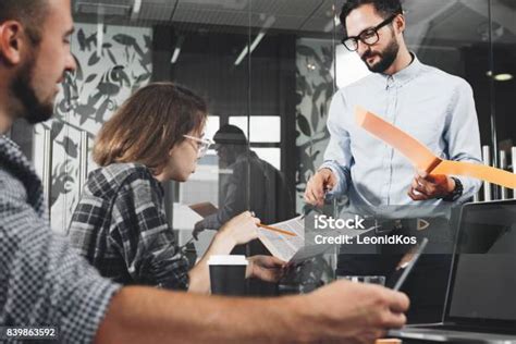 현대 Coworking 사무실에서 동료 비즈니스 토론의 젊은 팀 팀워크 개념입니다 회의에서 팀의 사진 개념에 대한 스톡 사진 및 기타 이미지 Istock