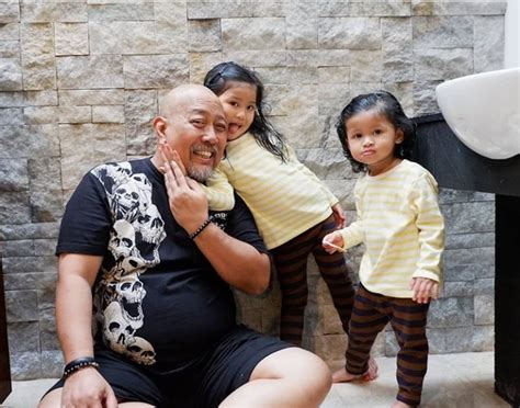 Seru Banget Saat Indro Warkop Momong Dua Cucu Cantiknya Foto 3