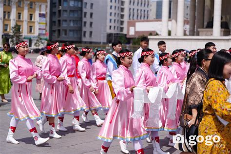 ФОТО Дээлтэй Монгол наадам 18 дахь жилдээ болж байна