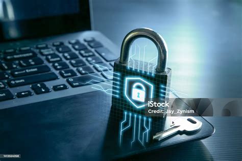 최신 노트북 화면에 잠금 기호가있는 사이버 보안 보호 및 방화벽 개념 맹꽁이자물쇠에 대한 스톡 사진 및 기타 이미지 맹꽁이자물쇠 보안 보호 Istock