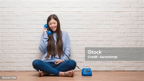 치아를 보여주는 자신감 미소로 웃 고 행복 한 얼굴 서와 함께 빈티지 전화를 사용 하 여 호출 하는 젊은 중국 여자 건강한 생활방식에 대한 스톡 사진 및 기타 이미지