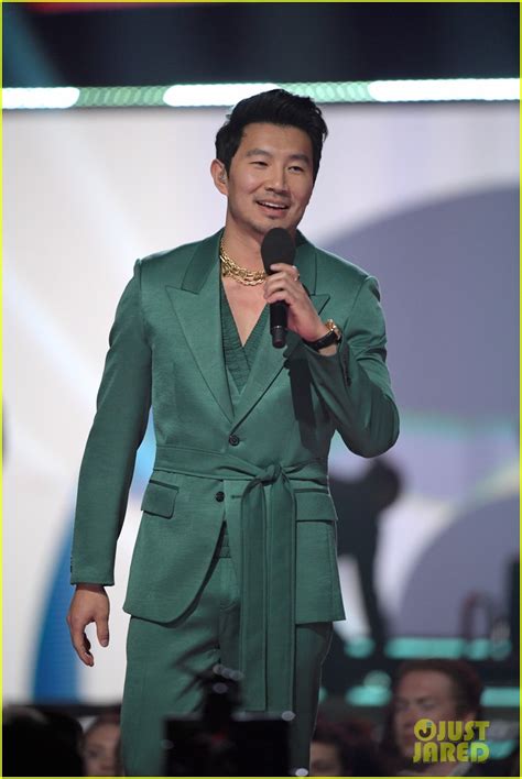 Avril Lavigne Handles Topless Protester Who Rushed Stage During Juno Awards 2023 Photo 4908617