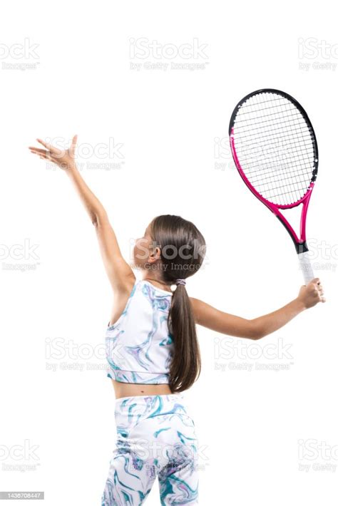 젊은 여자 테니스 선수 흰색 배경에 고립된 라켓과 공을 들고 포즈를 취하는 어린 소녀 6 7 살에 대한 스톡 사진 및 기타