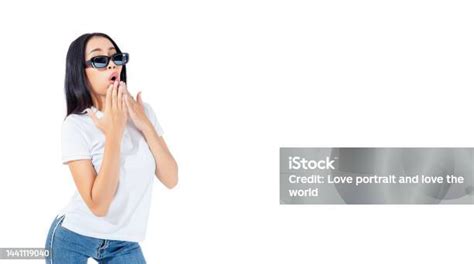 놀란 행복한 젊은 아시아 여자는 외침과 와우 얼굴로 흥분에 공간을 복사 보인다 표정 아름다운 소녀는 만족스러운 제품처럼 행동합니다 흰색 배경에 격리 개념에 대한 스톡 사진