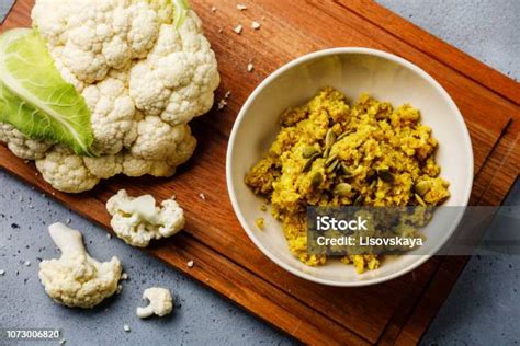 구체적인 배경에 그릇에 원시 콜리플라워 카레와 호박 씨와 콜리플라워 쌀 0명에 대한 스톡 사진 및 기타 이미지 0명 강판에 갈기 강황 Istock