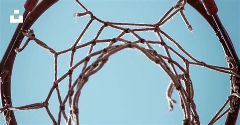 푸른 하늘 아래 갈색 금속 농구 림 사진 Unsplash의 무료 파랑 이미지