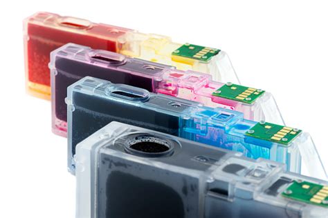흰색 배경에서 격리된 회로 기판에 보이는 접점으로 설정된 프린터 잉크 카트리지의 매크로 사진입니다 잉크젯 카트리지에 대한 스톡