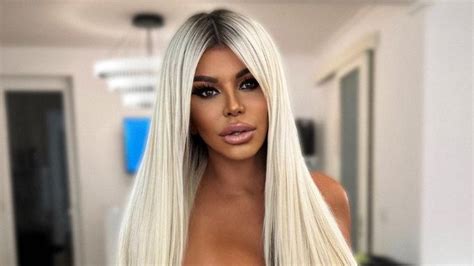 Ima 47 Godina A Na Instagramu Kao Da Ima 25 Dara Bubamara Izgrmela Na Odmoru Dekolte U Prvom