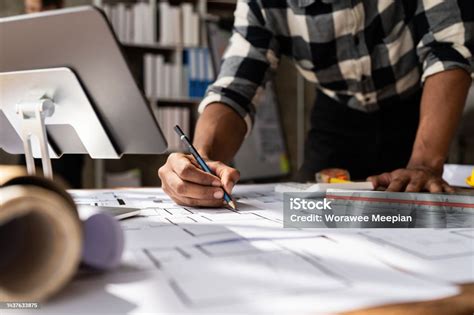 건축 계획을 위한 청사진을 작업하는 건축가 팀 건설 프로젝트를 스케치하는 엔지니어 녹색 에너지 개념 20 29세에 대한 스톡 사진 및 기타 이미지 Istock