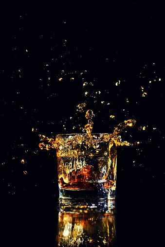 유리에 검은 배경 브랜디에 스플래시와 위스키의 고립 된 샷 0명에 대한 스톡 사진 및 기타 이미지 0명 따르기 레스토랑 Istock