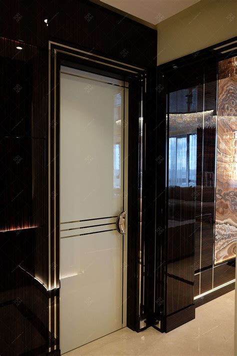 Отделка стен и дверного проема панелями из зебрано кофейного оттенка