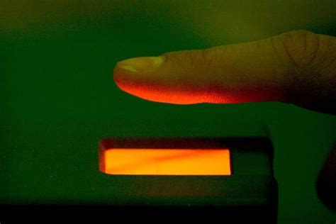 Сбербанк позволит оплачивать товары в магазинах отпечатком пальца или ...