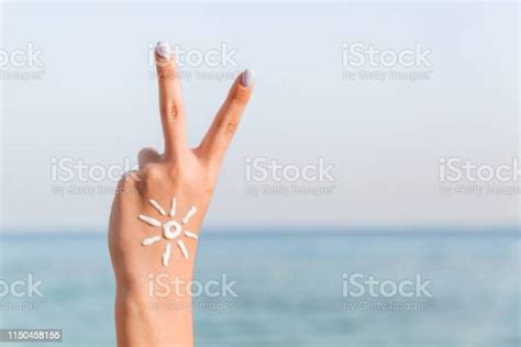 젊은 여자는 평화 제스처를 보여주고 해변에서 그녀의 손에 태양 모양 있다 브이에 대한 스톡 사진 및 기타 이미지 브이 햇볕 차단 로션 한 명의 여자만 Istock