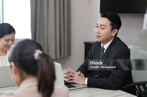 컴퓨터 프레젠테이션과 브레인스토밍 아이디어를 사용하여 새로운 프로젝트를 함께 진행하는 전문 사업가의 협업 프로세스 동료 및