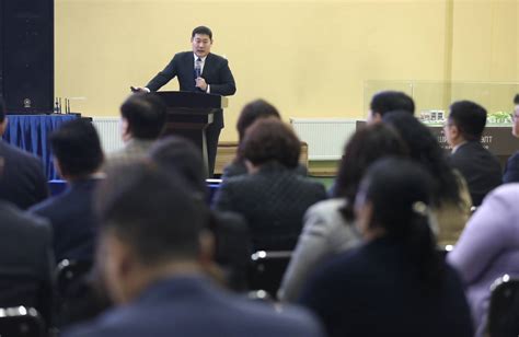 Ерөнхий сайд Чингэлтэй дүүргийн Хайлааст орчмын хороодын төрийн албан хаагчидтай хийж байна