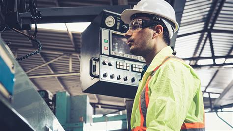 공장 작업장에서 기계를 사용하는 스마트 팩토리 작업자 강철에 대한 스톡 사진 및 기타 이미지 강철 건강관리와 의술 검사자 Istock