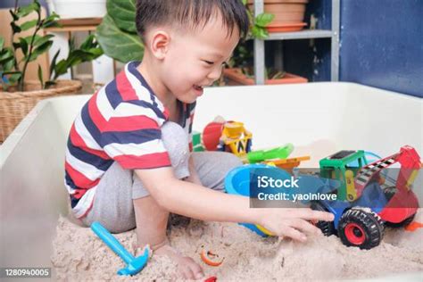 귀여운 아시아 유아 소년 재생 모래 혼자 집에서 장난감 건설 기계와 놀고 아이 몬테소리 교육 어린이 개념에 대한 창조적 인 놀이 2 3 살에 대한 스톡 사진 및 기타 이미지