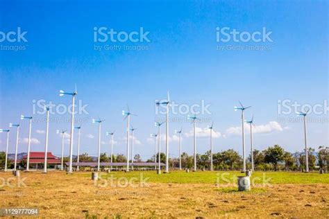 장 Hua 남자 로얄 프로젝트 펫차부리 태국에서 푸른 하늘 배경 밝은 날에 바람 터빈 농장 에코 필드입니다 개발에 대한 스톡 사진 및 기타 이미지 Istock