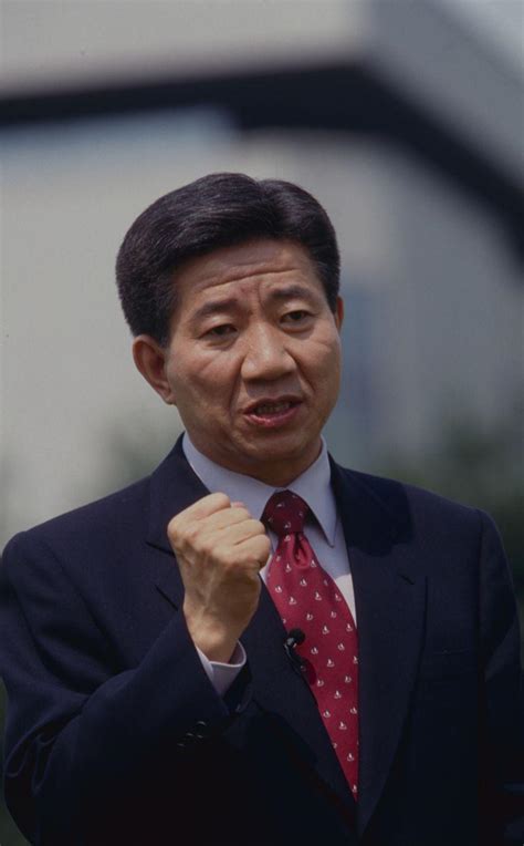 노무현사료관 [홍보물 제작을 위한 촬영 중 화이팅 포즈를 하는 노무현 후보]