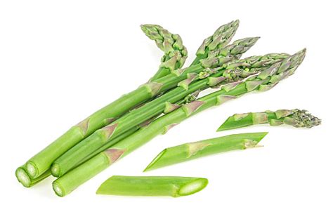 아스파라거스는 흰색 배경에 고립 된 새싹과 슬라이스 원시 아스파라거스 촬영 건강한 식생활에 대한 스톡 사진 및 기타 이미지 건강한 식생활 계절 날것 Istock