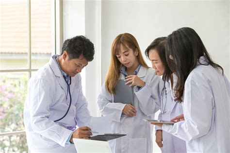 과학 테스트 화학자 과학적 테스트 품질입니다 실험실에서 일 하는 그룹 과학자 한 남자와 화학 실험실에서 3 여성 아시아