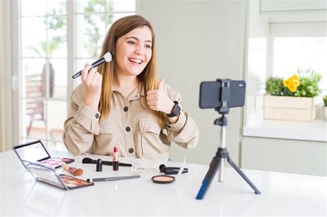 아름 다운 젊은 영향력 여자 기록은 확인 표시를 하 고 큰 미소로 행복 한 비디오 자습서를 구성 손가락으로 엄지손가락 우수한