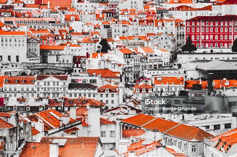 붉은 기와 지붕과 역사적인 건축물이 특징인 활기찬 도시 풍경을 밝은 대낮 아래 유럽 도시에서 조감도 부동산에 대한 스톡 사진 및 기타 이미지 Istock