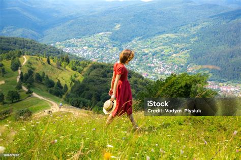 아름다운 소녀 산 린넨 드레스와 밀짚 모자를 쓴 여성 여행 주변 놀라운 여름 자연 조화와 방랑자 개념 소박한 자연 스타일 동적